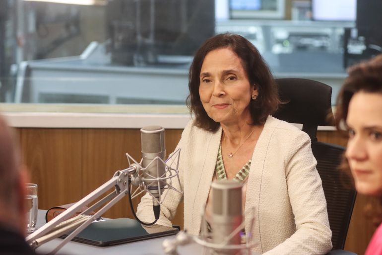 Secretária do MEC, Izolda Cela, na Voz do Brasil. | Agência Brasil