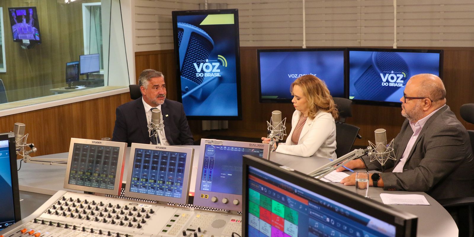 Ministro Paulo Pimenta nos programas Voz do Brasil e Brasil em Dia ...