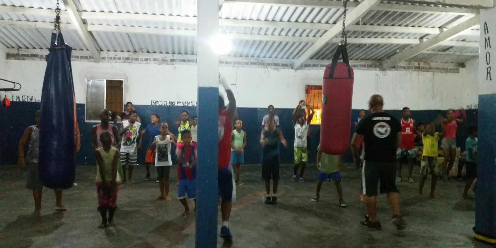 Brazil's gold medalist teaches boxing as a volunteer | Agência Brasil