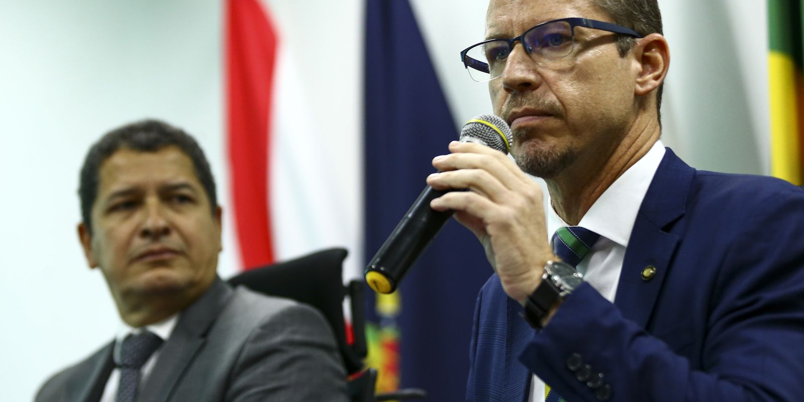 O interventor na segurança pública do DF, Ricardo Cappelli, e o ...