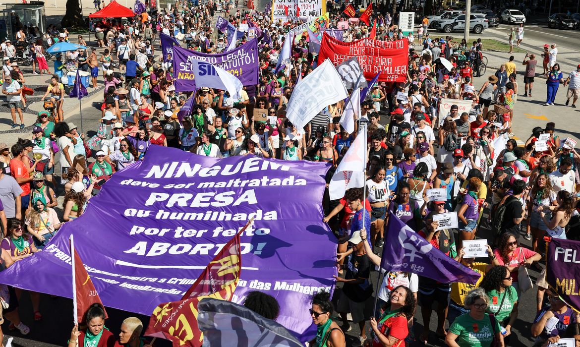 Protesto contra PL do aborto toma as ruas do Brasil | Radioagência Nacional