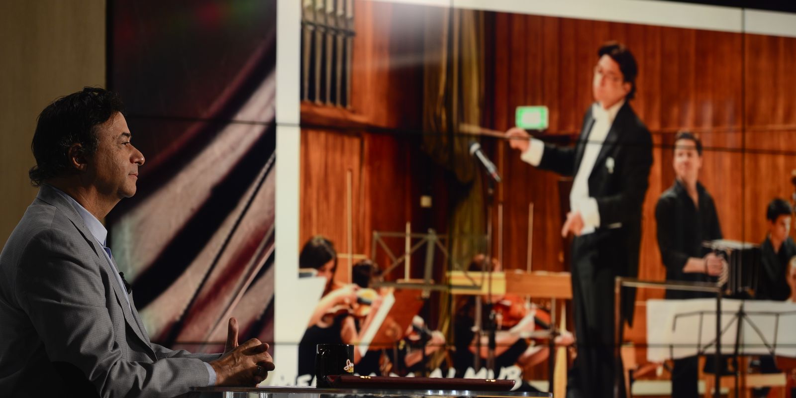 O maestro Cláudio Cohen, participa do programa Sem Censura, na TV ...