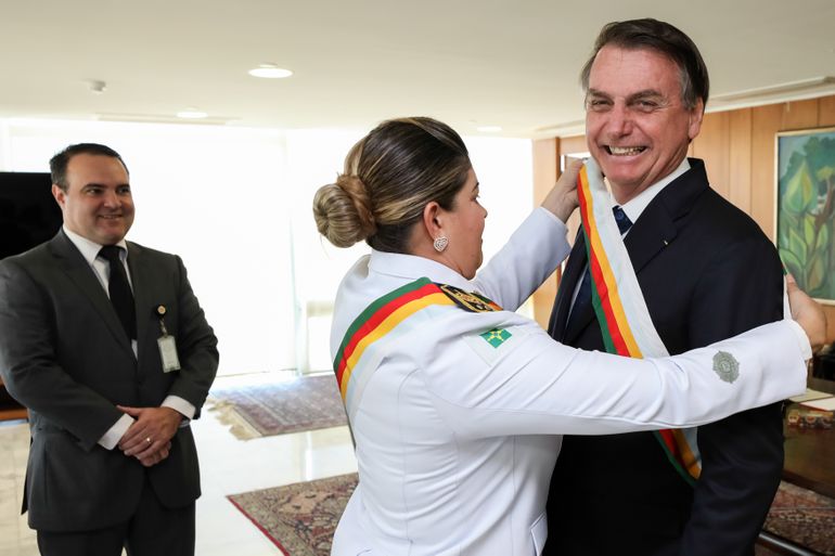 Bolsonaro e condecorado com Medalha da Ordem do Mérito Alferes ...