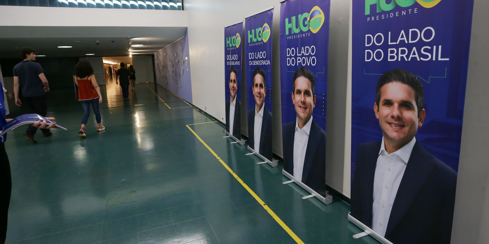 Banner sendo colocados nos corredores da Câmara dos Deputados | Agência ...