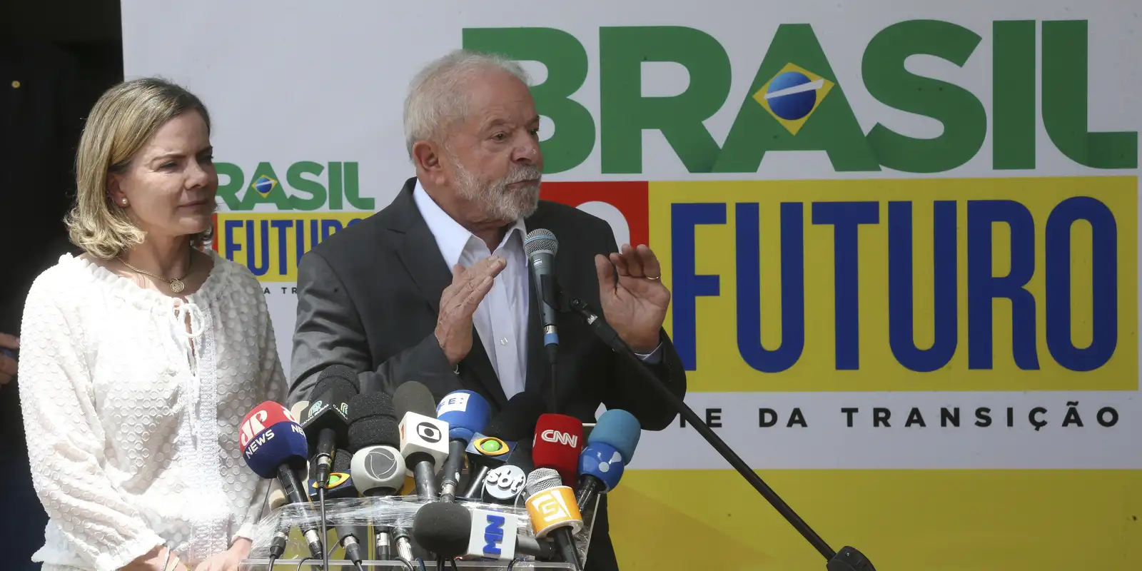 O presidente eleito Luiz Inacio Lula da Silva durante entrevista no ...