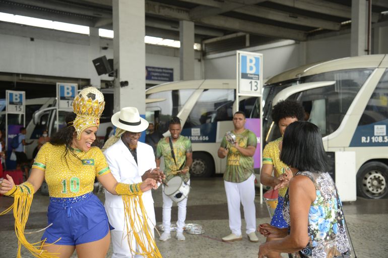 Grupo de samba anima o embarque e desembarque de passageiros na ...