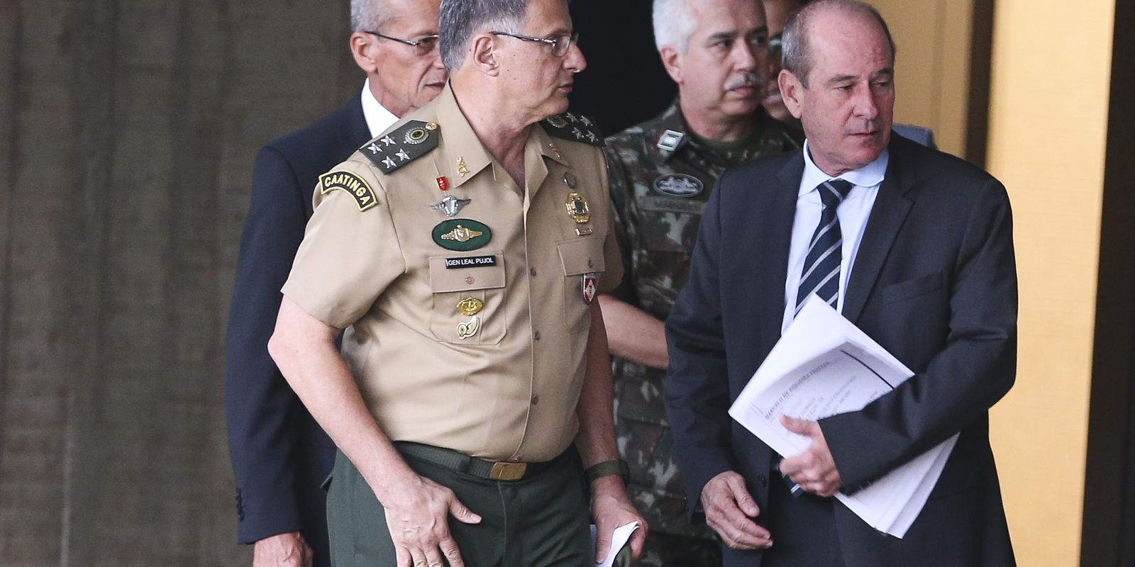 General Edson Leal Pujol e o general Fernando Azevedo e Silva, no CCBB ...