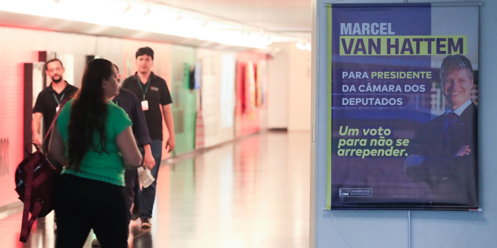 Banner sendo colocados nos corredores da Câmara dos Deputados | Agência ...